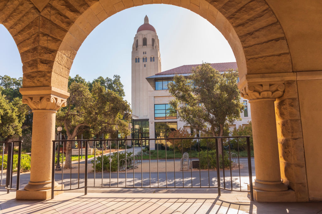 Advierten a un estudiante de doctorado de física de Stanford que está ...